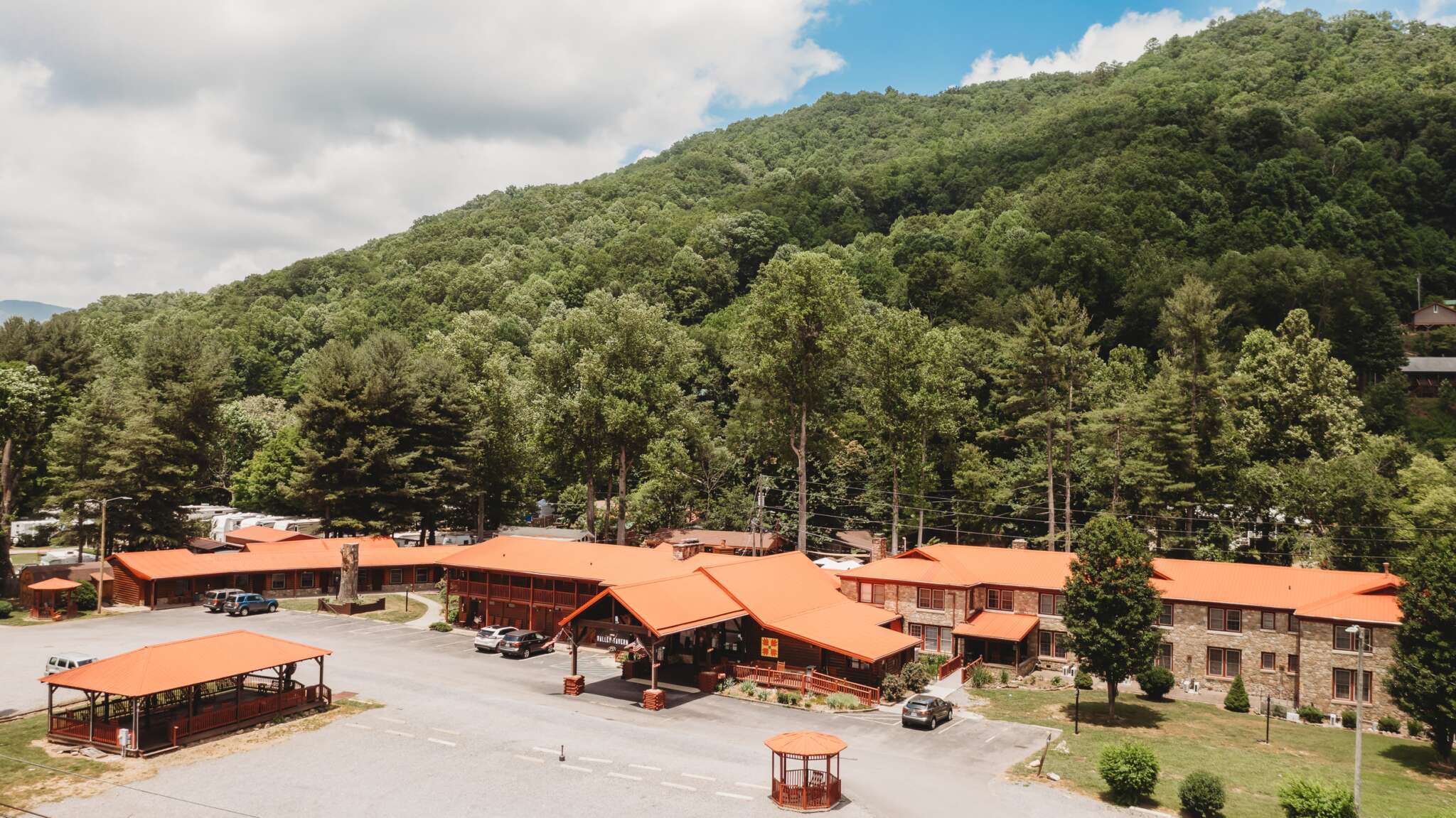 Maggie Valley Hotels - Smoky Falls Lodge NC